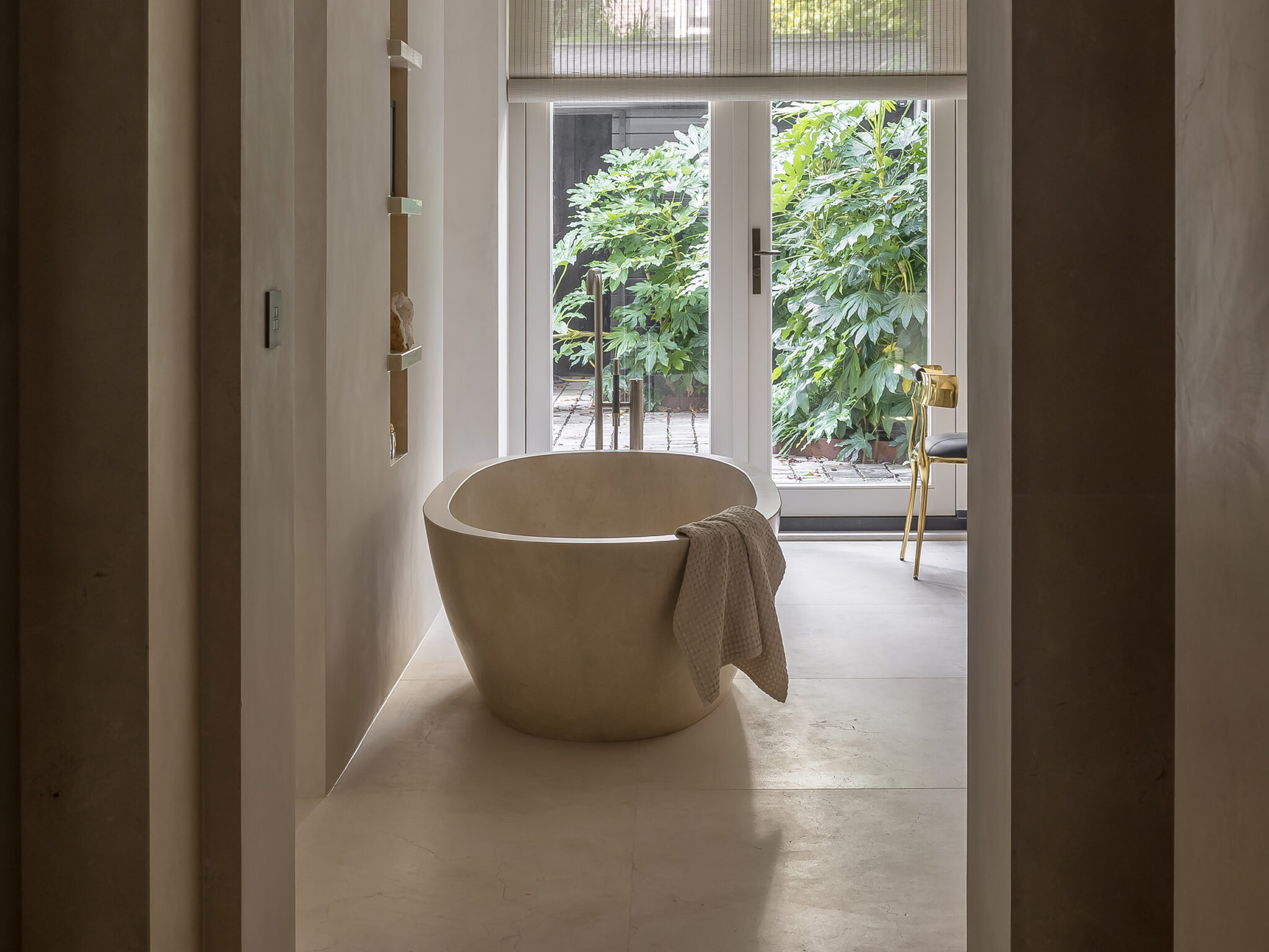 A ton-sur-ton bathroom - Studio Piet Boon